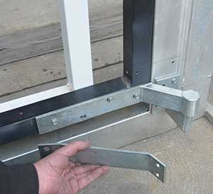 Rising Hinges for Gates